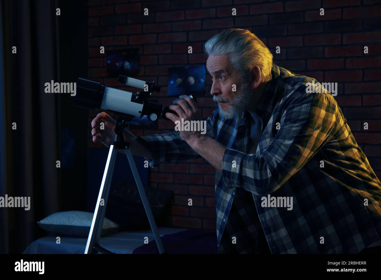 Man looking stars through telescope hi-res stock photography and images ...