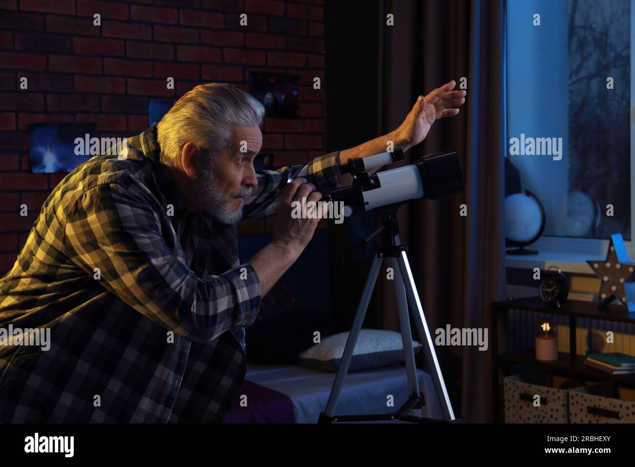 Stars through window hi-res stock photography and images - Alamy