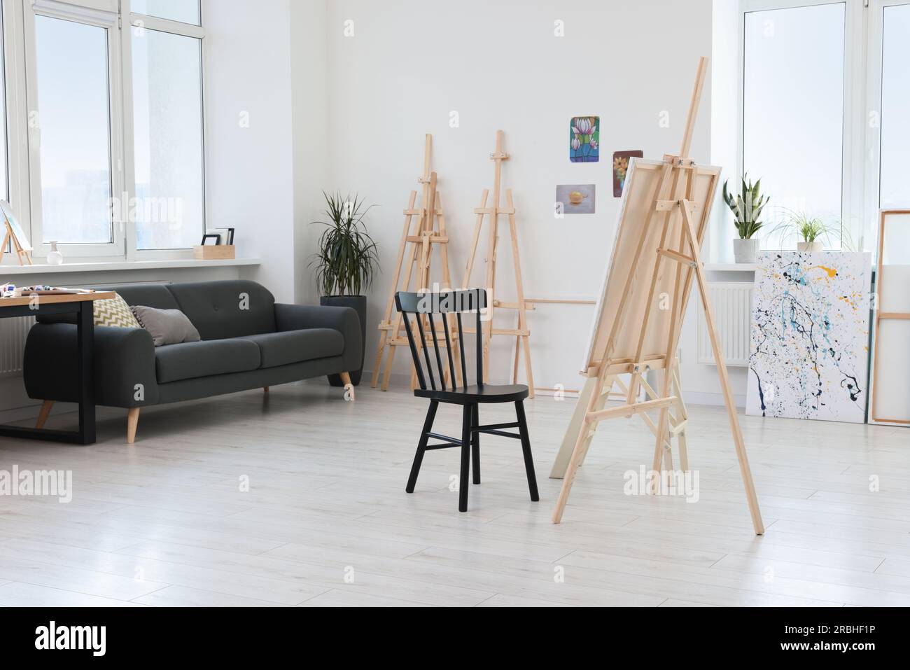 Empty white artists easels hi-res stock photography and images - Alamy