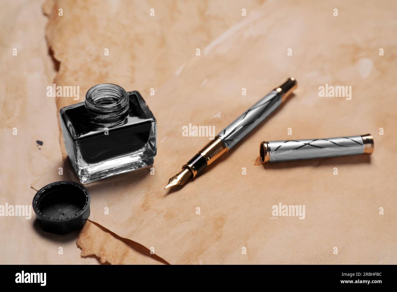 Inkwell fountain pen hi-res stock photography and images - Alamy