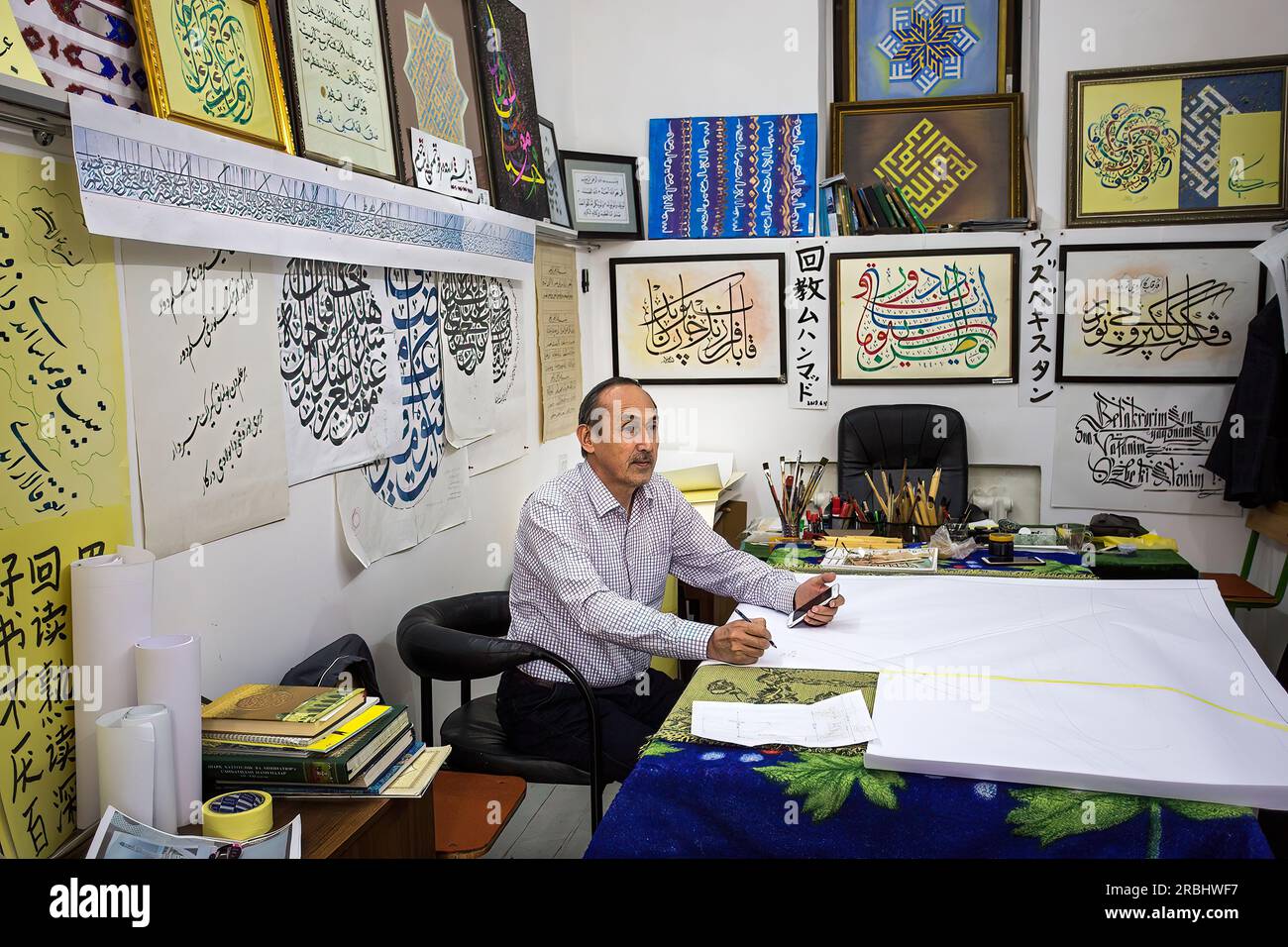 Arabic calligraphy artist hi-res stock photography and images - Alamy