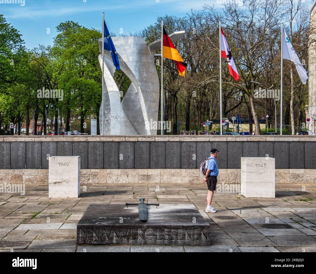 Siemens War Memorial for dead of both World Wars, Nonnendammallee ...