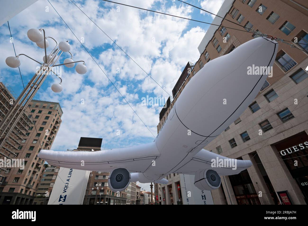 Day milan san babila square hi-res stock photography and images - Alamy