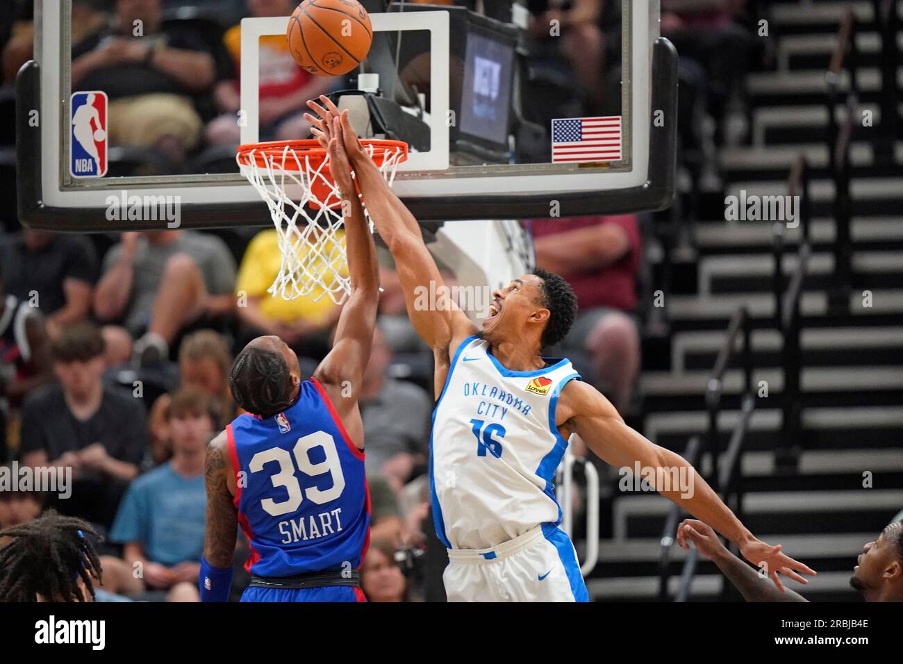 Oklahoma City Thunder guard Zhaire Smith (16) defends against ...