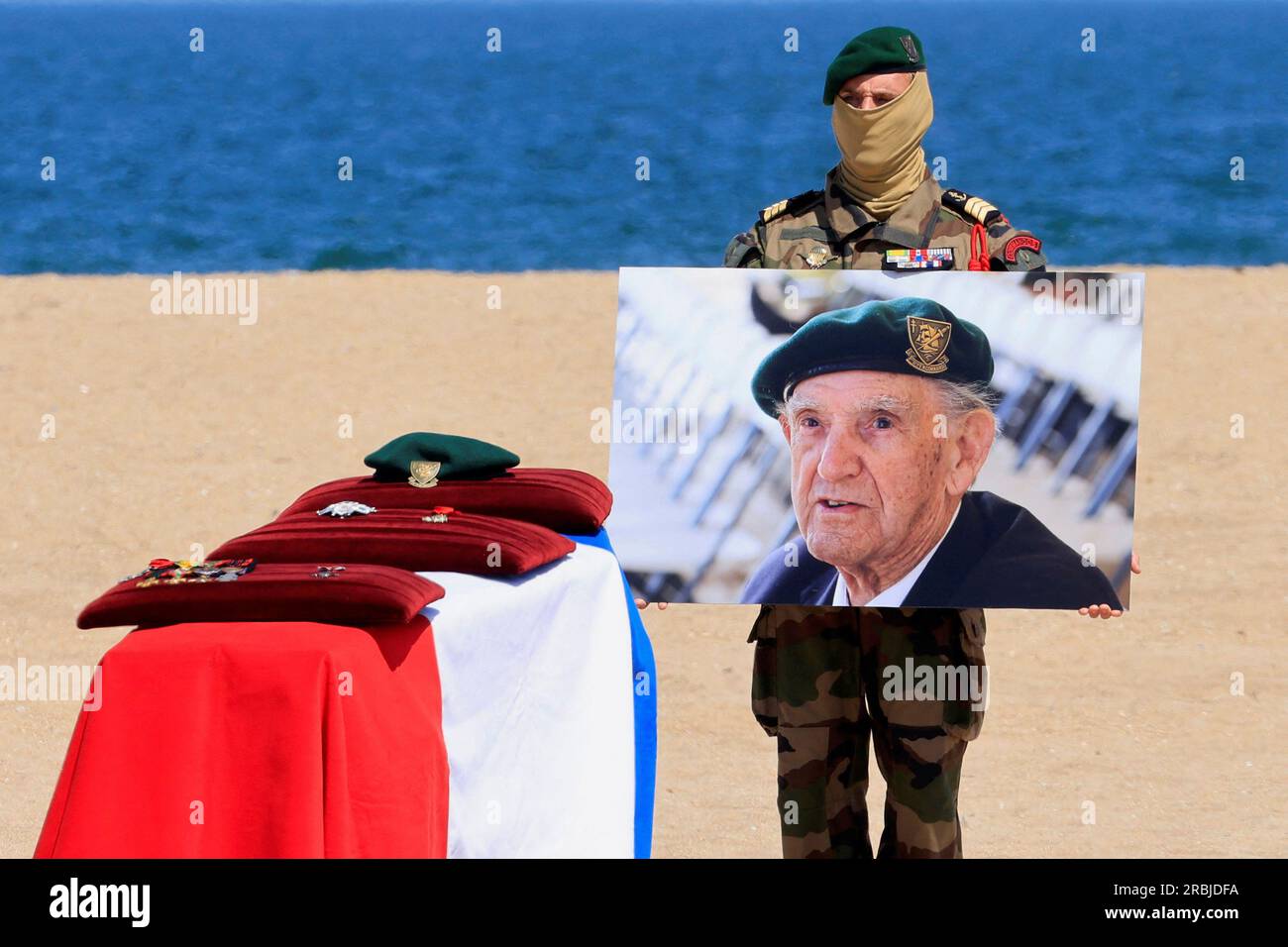 A member of the Commando Marine Special forces (Green Berets) of the ...