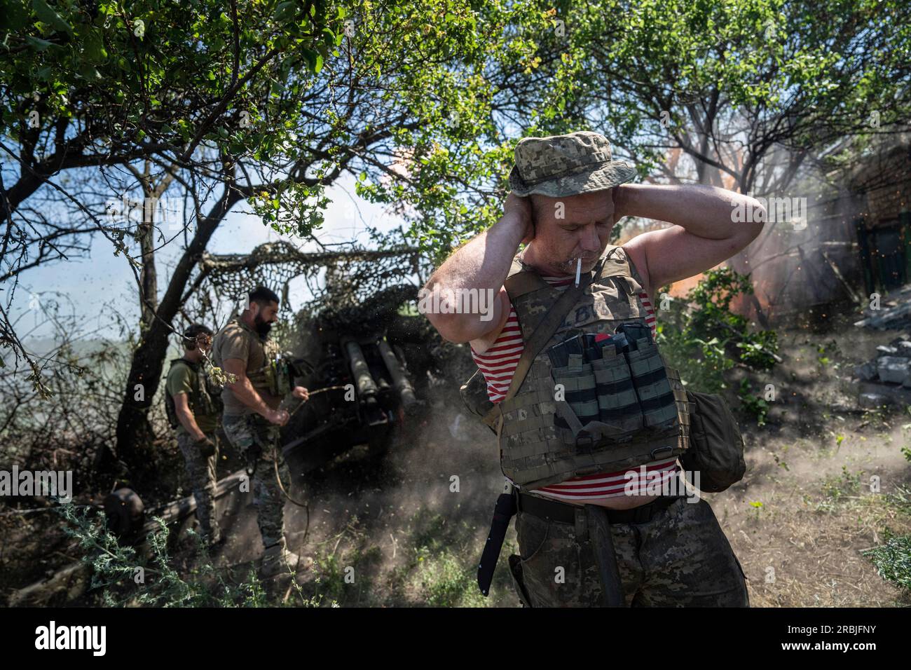 A Ukrainian serviceman fires d20 artillery towards Russian positions ...