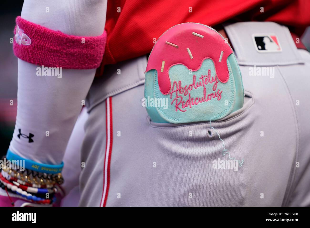 Cincinnati Reds' Elly De La Cruz carries a sliding mitt in his back ...