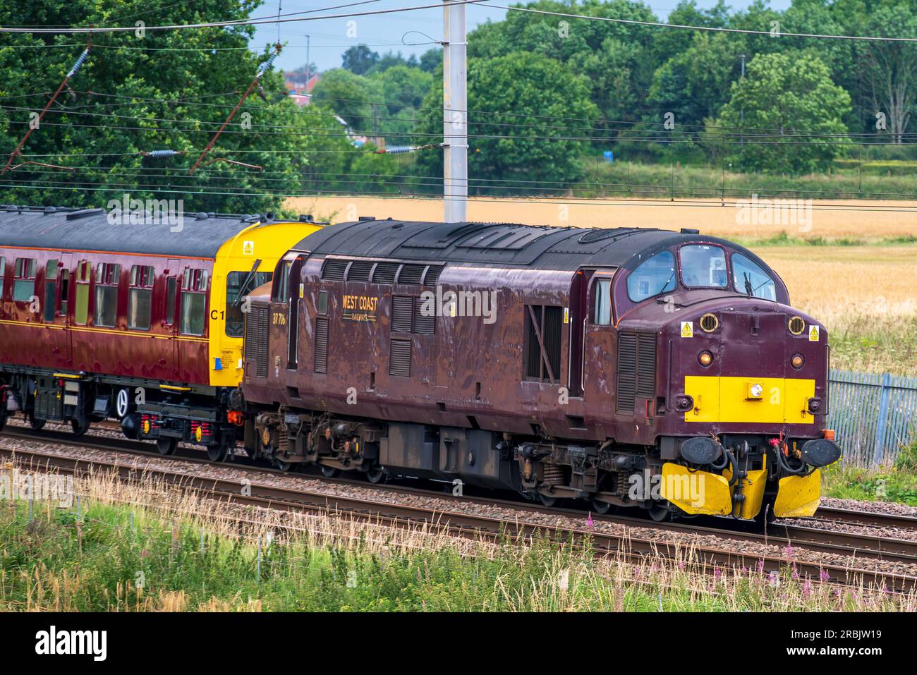 West Coast railways class 37 diesel 37706 passing Winwick on the West ...