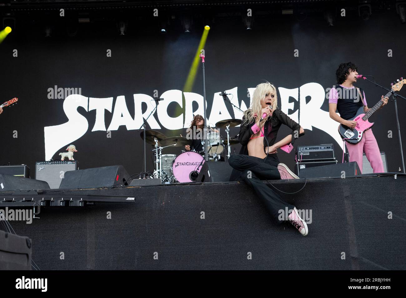 Arrow de Wilde of Starcrawler performs at Festival d'ete de Quebec on ...