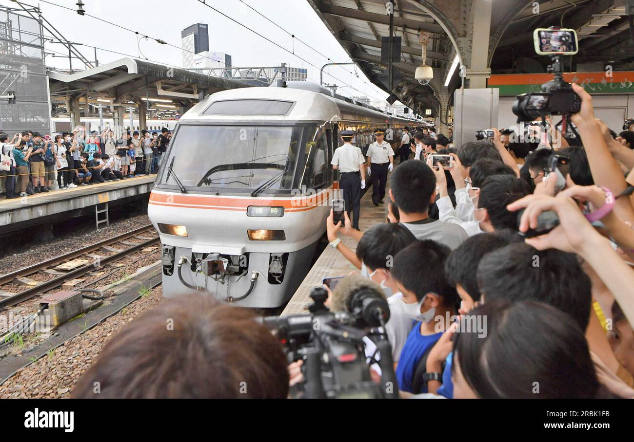 A crowd of trainspotters takes photos of the Kiha 85 series train ...