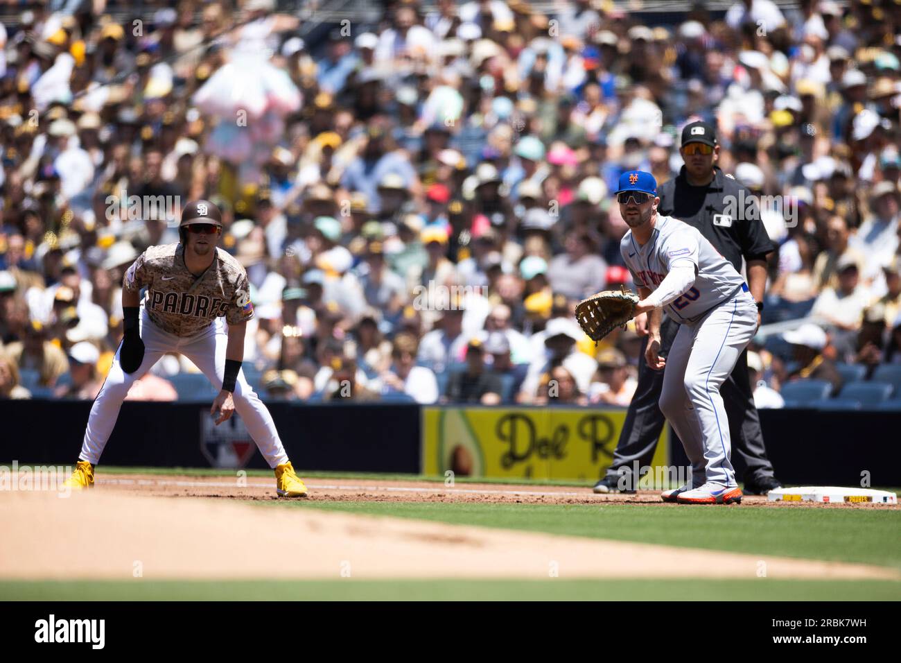 New York Mets first baseman Pete Alonso, right, holds San Diego Padres ...