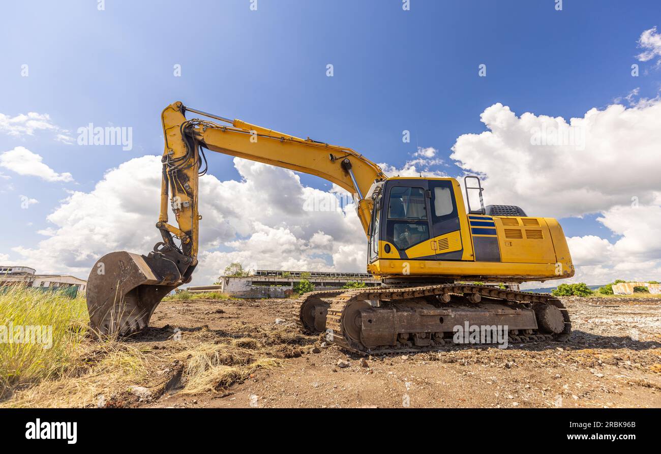 Crawler excavator front view digging on demolition site Stock Photo - Alamy