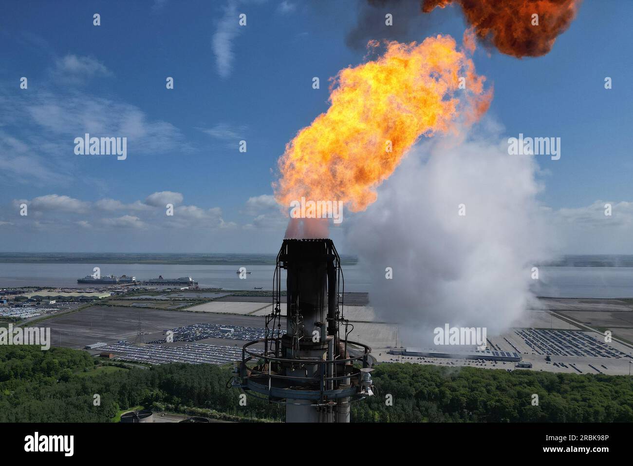 Oil refinery flare stack hi-res stock photography and images - Alamy