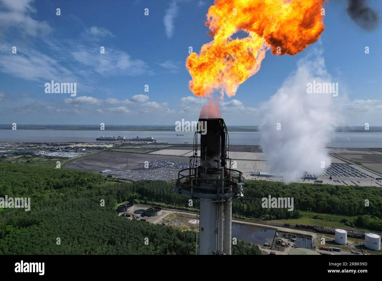 Oil refinery flare stack hi-res stock photography and images - Alamy