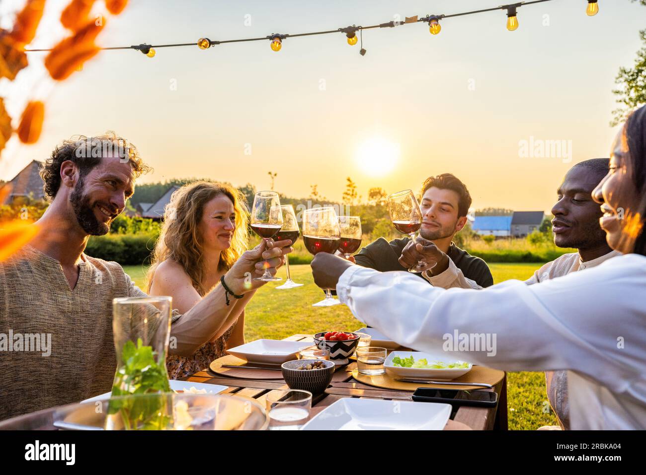 Big family eating outdoors table hi-res stock photography and images ...