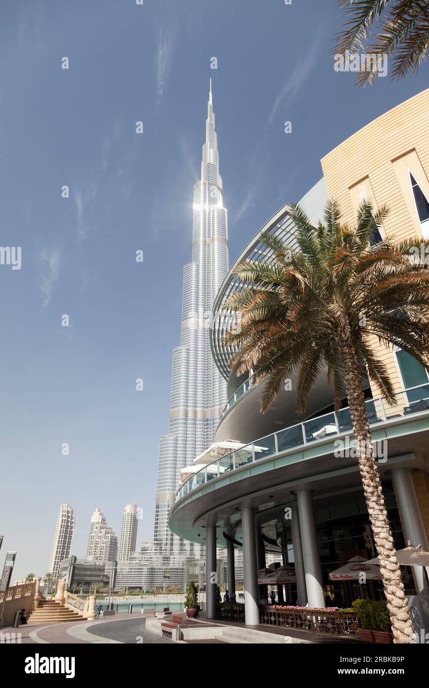UAE, Dubai, the iconic Burj Khalifa skyscraper, the highest building in ...