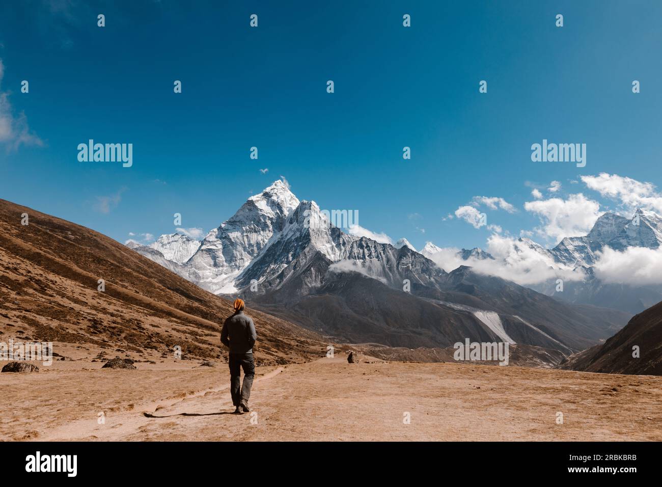 Man standing in front cliff hi-res stock photography and images - Alamy