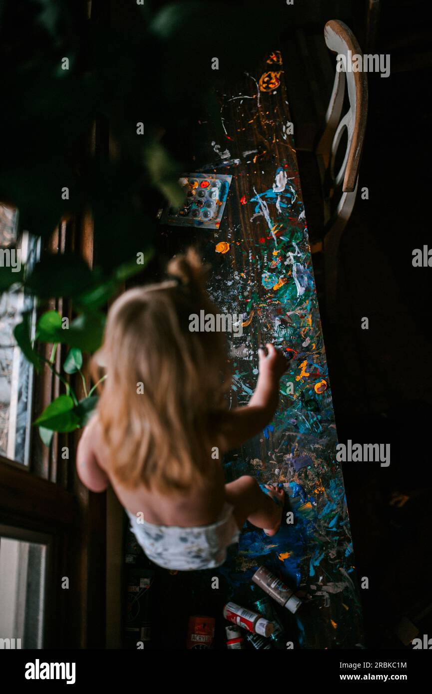 Toddler painting hi-res stock photography and images - Alamy