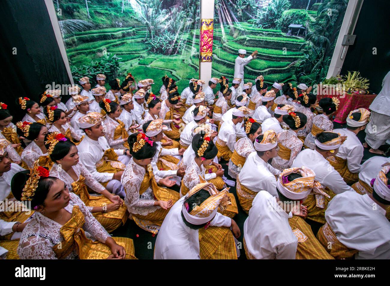 Dozens of Hindu youths at the Giri Kusuma Temple Pasraman, Bogor City ...