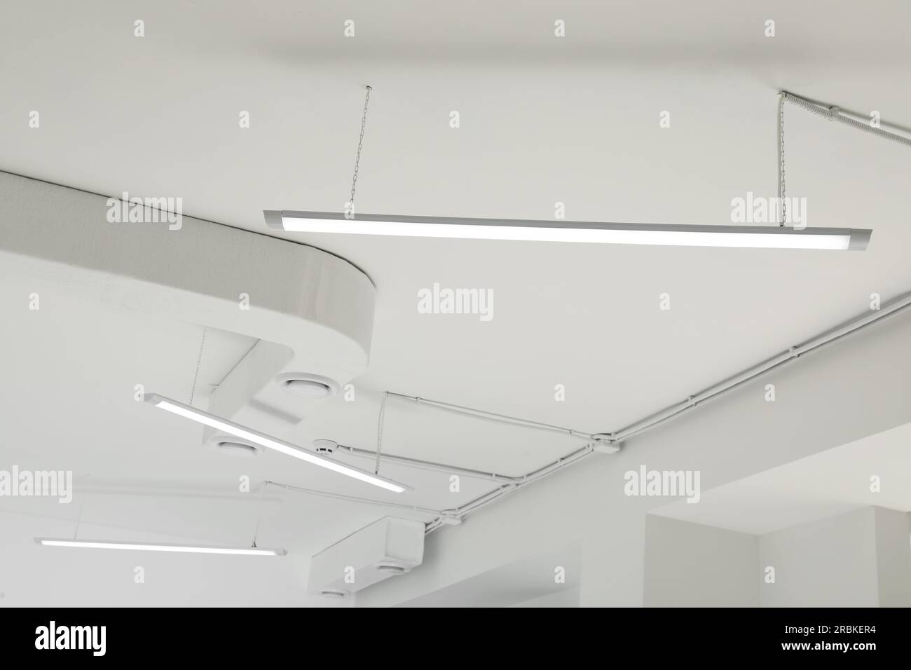 White ceiling with modern lighting in room Stock Photo - Alamy