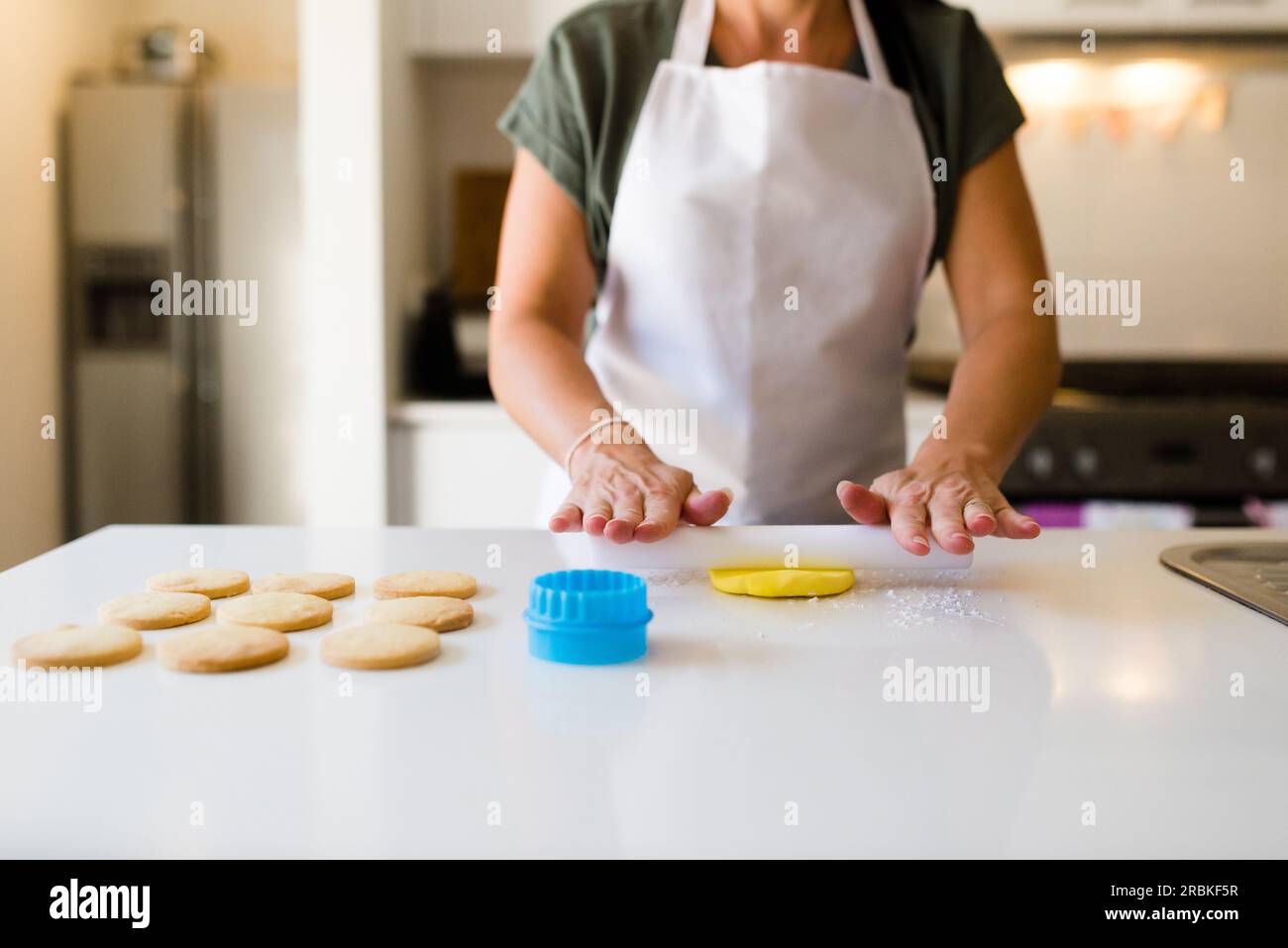 Female bakers hi-res stock photography and images - Alamy