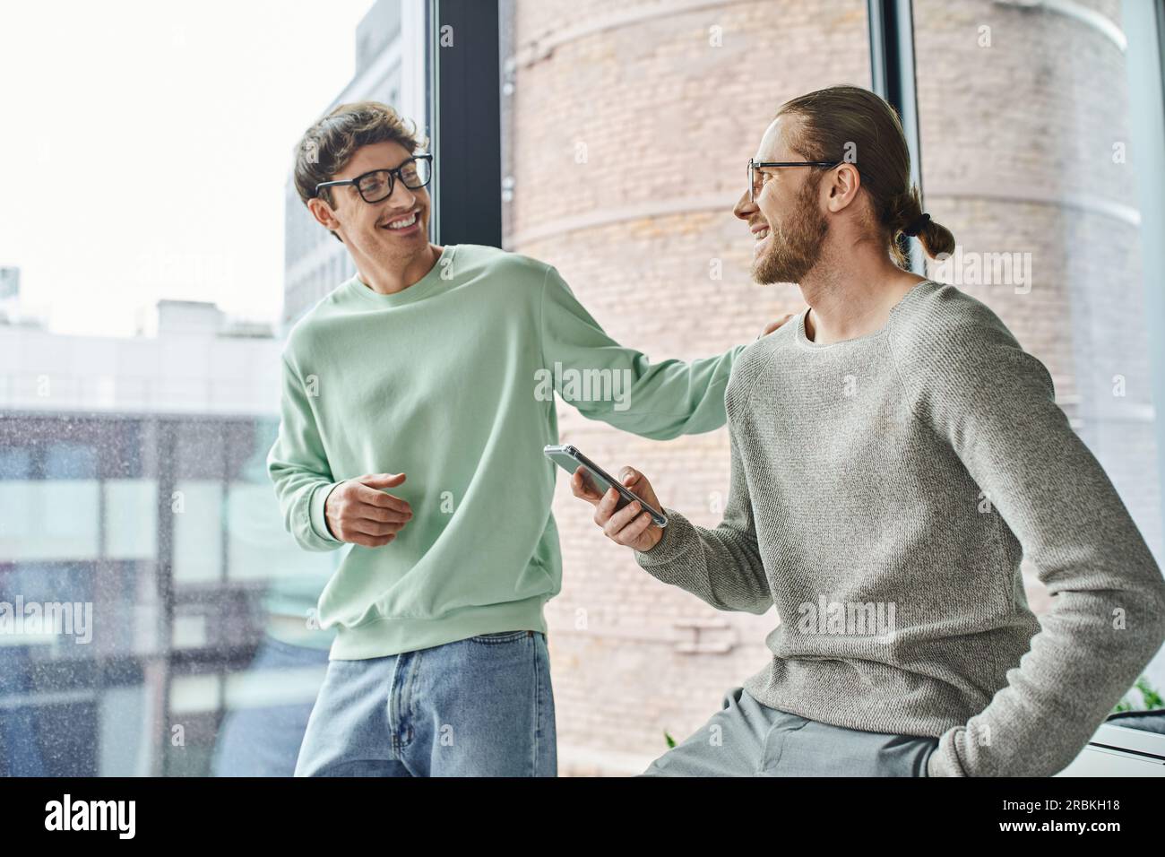 Shoulder hand business team hi-res stock photography and images - Alamy