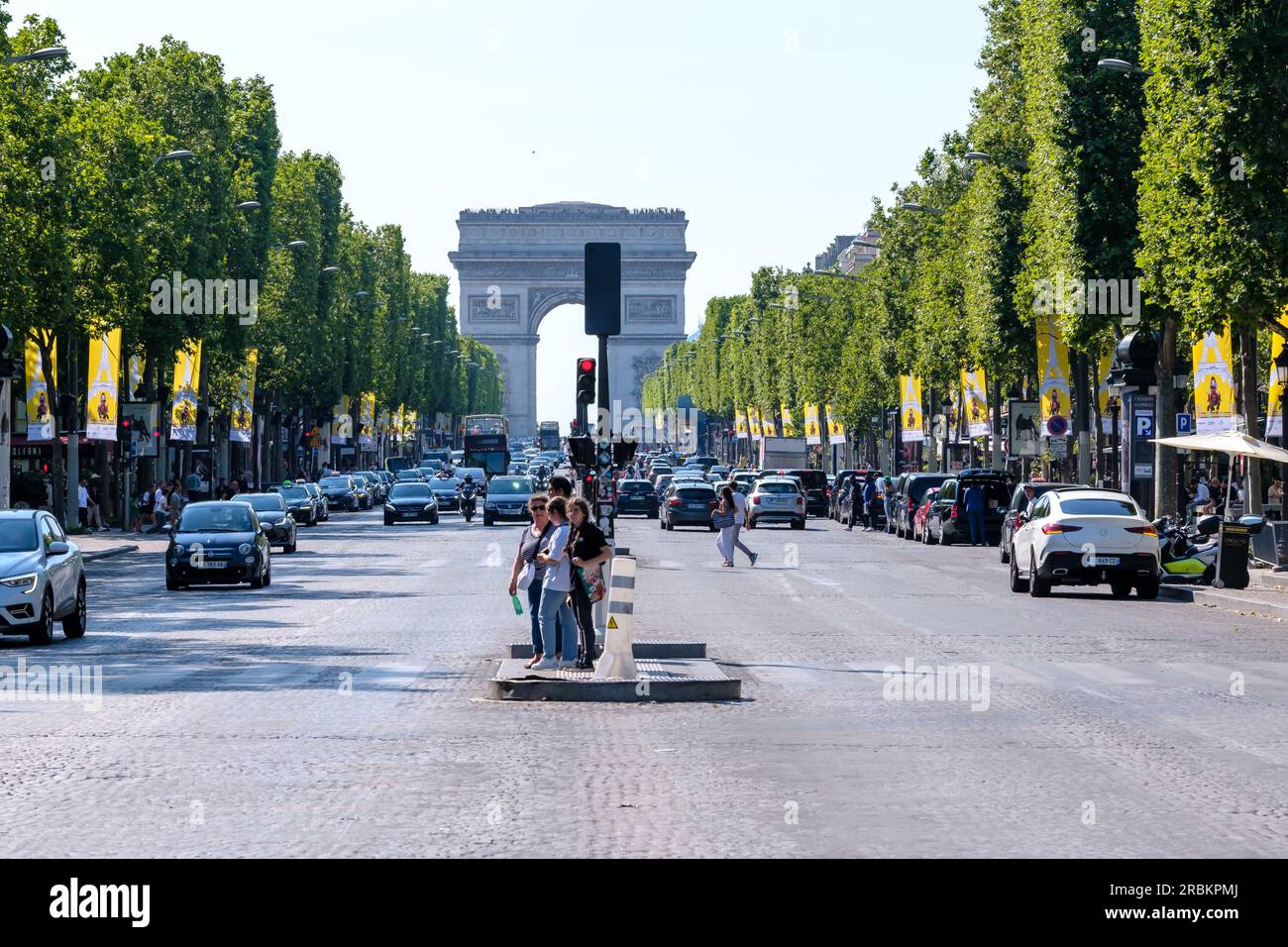 Arc de triomphe roundabout hi-res stock photography and images - Alamy