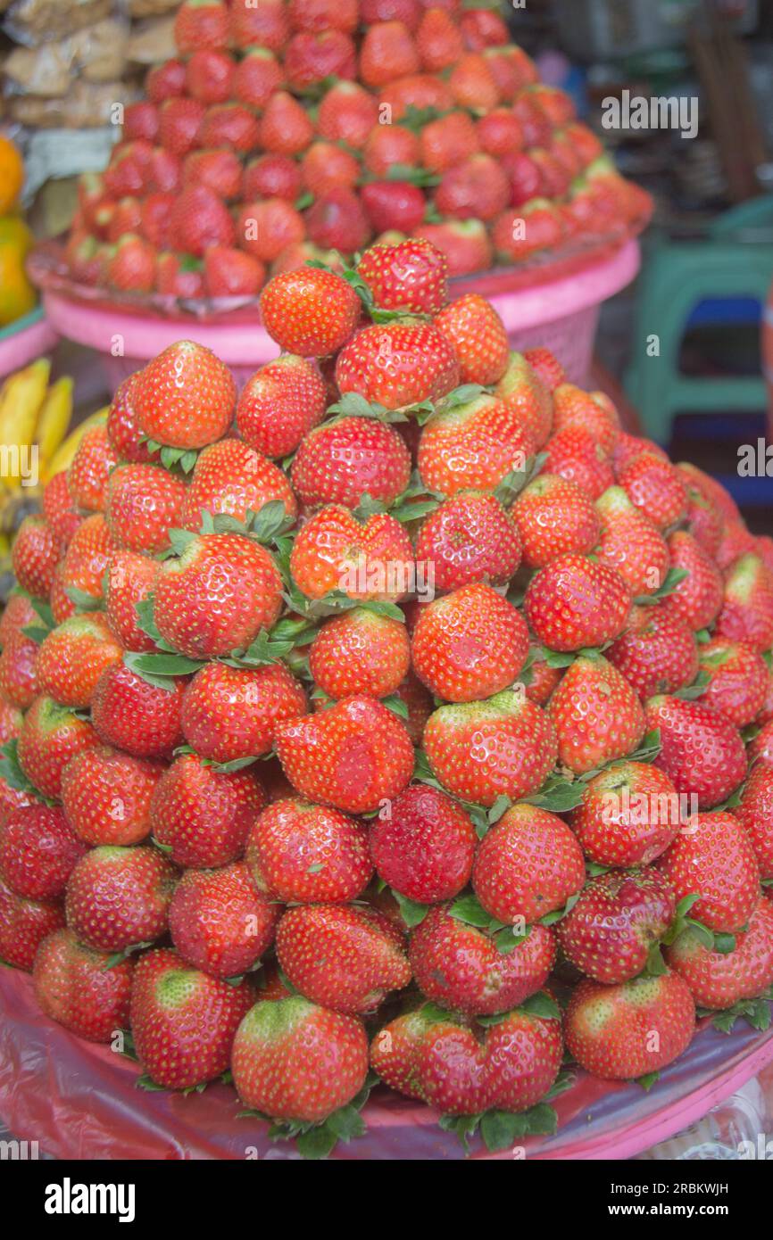 Strawberries in street market hi-res stock photography and images - Alamy