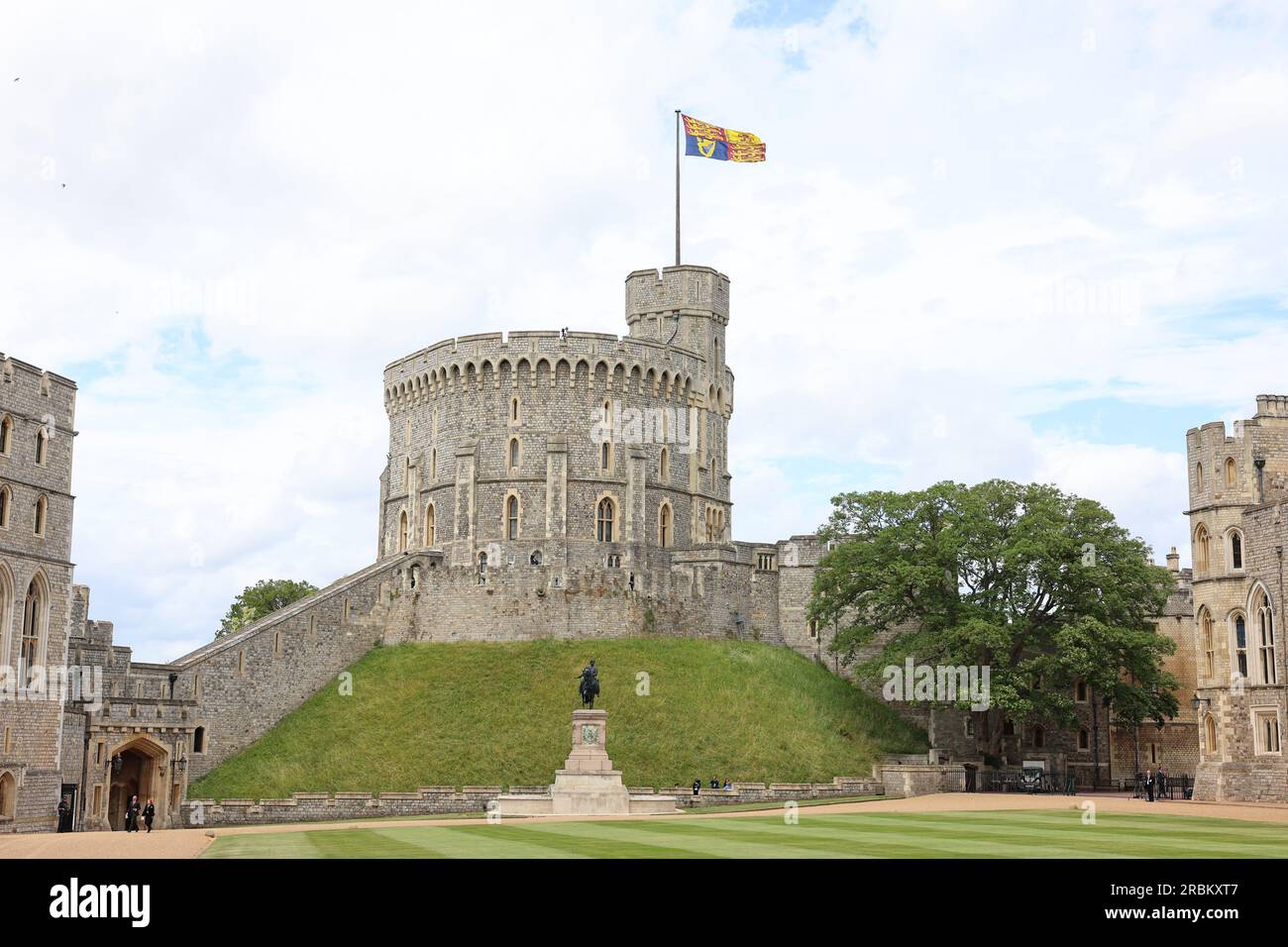 Windsor castle flying royal standard hi-res stock photography and ...