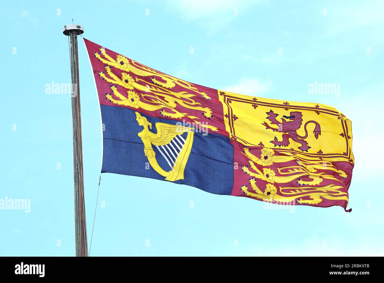 Windsor castle flying royal standard hi-res stock photography and ...