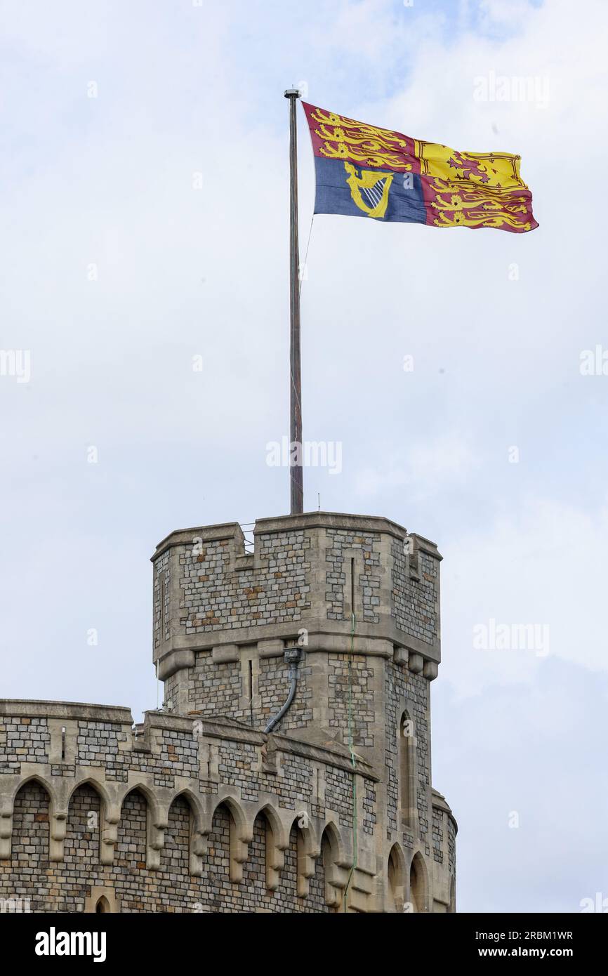 Windsor castle flying royal standard hi-res stock photography and ...
