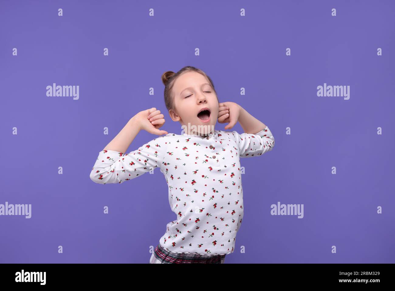 Sleepy girl yawning on purple background. Insomnia problem Stock Photo ...
