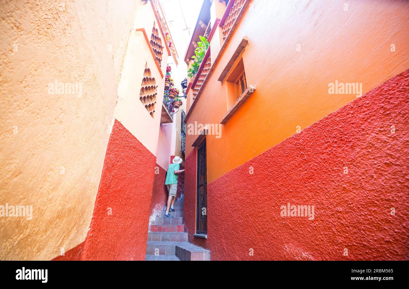 Colonial historical city Guanajuato, famous Alley of the Kiss (Callejon ...