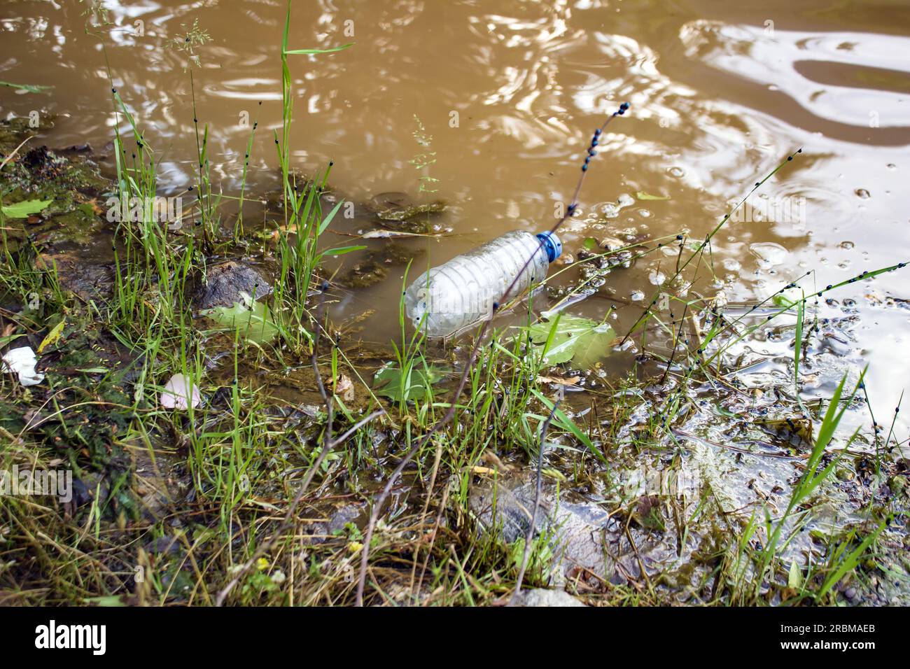 Water pollution, water pollution caused by garbage in the river ...
