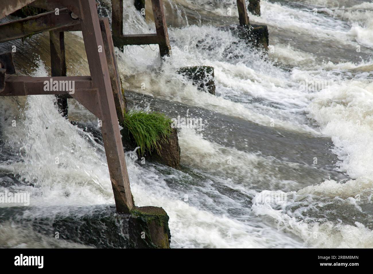 Water rushing through a weir, River Thames, Abingdon, Oxfordshire. Fast ...