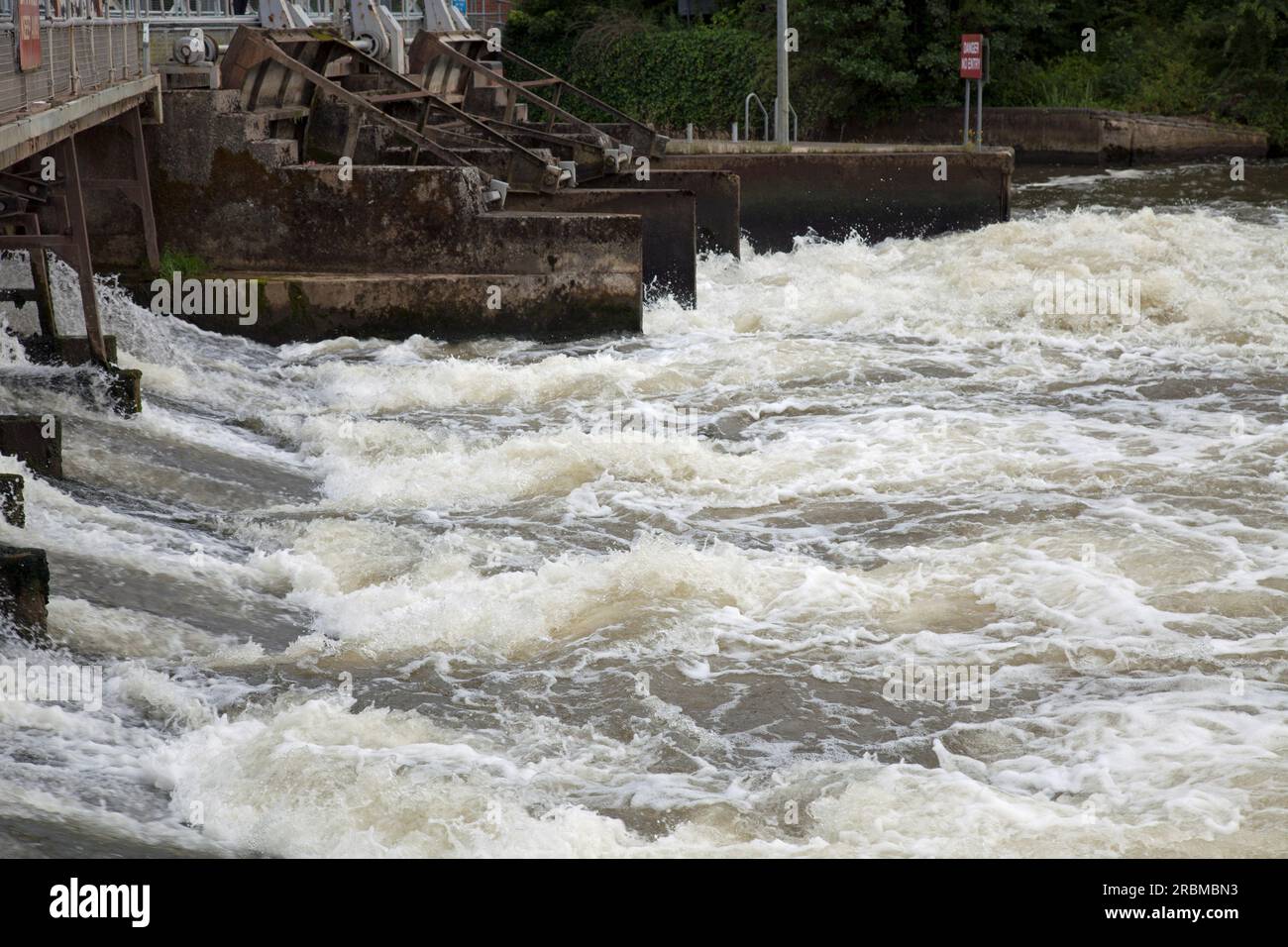 Water rushing through a weir, River Thames, Abingdon, Oxfordshire Stock ...