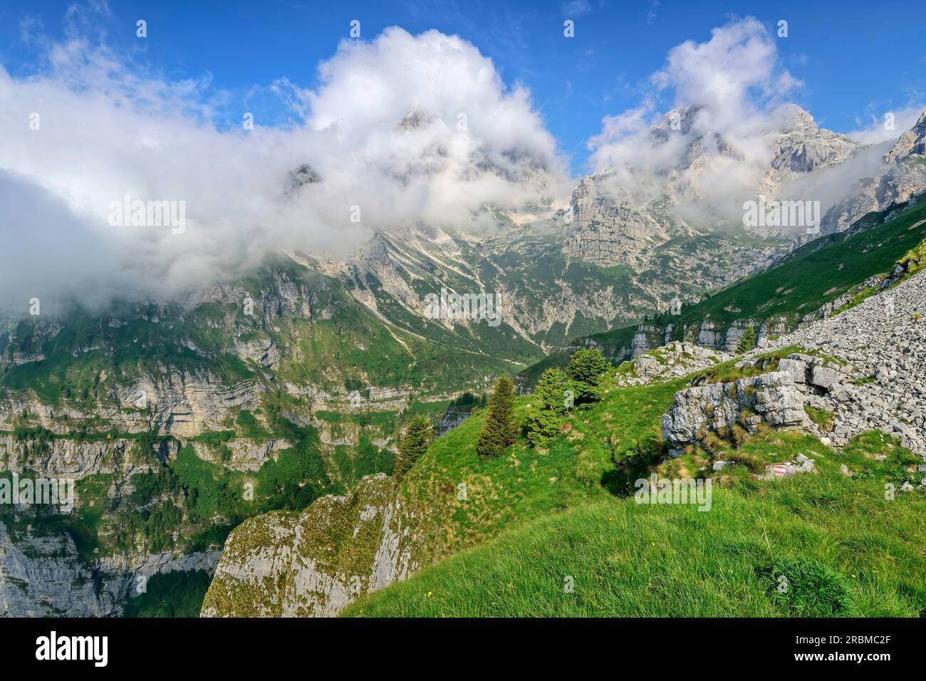 Peaks of the Feltrin Mountains shrouded in clouds, Belluneser Höhenweg ...