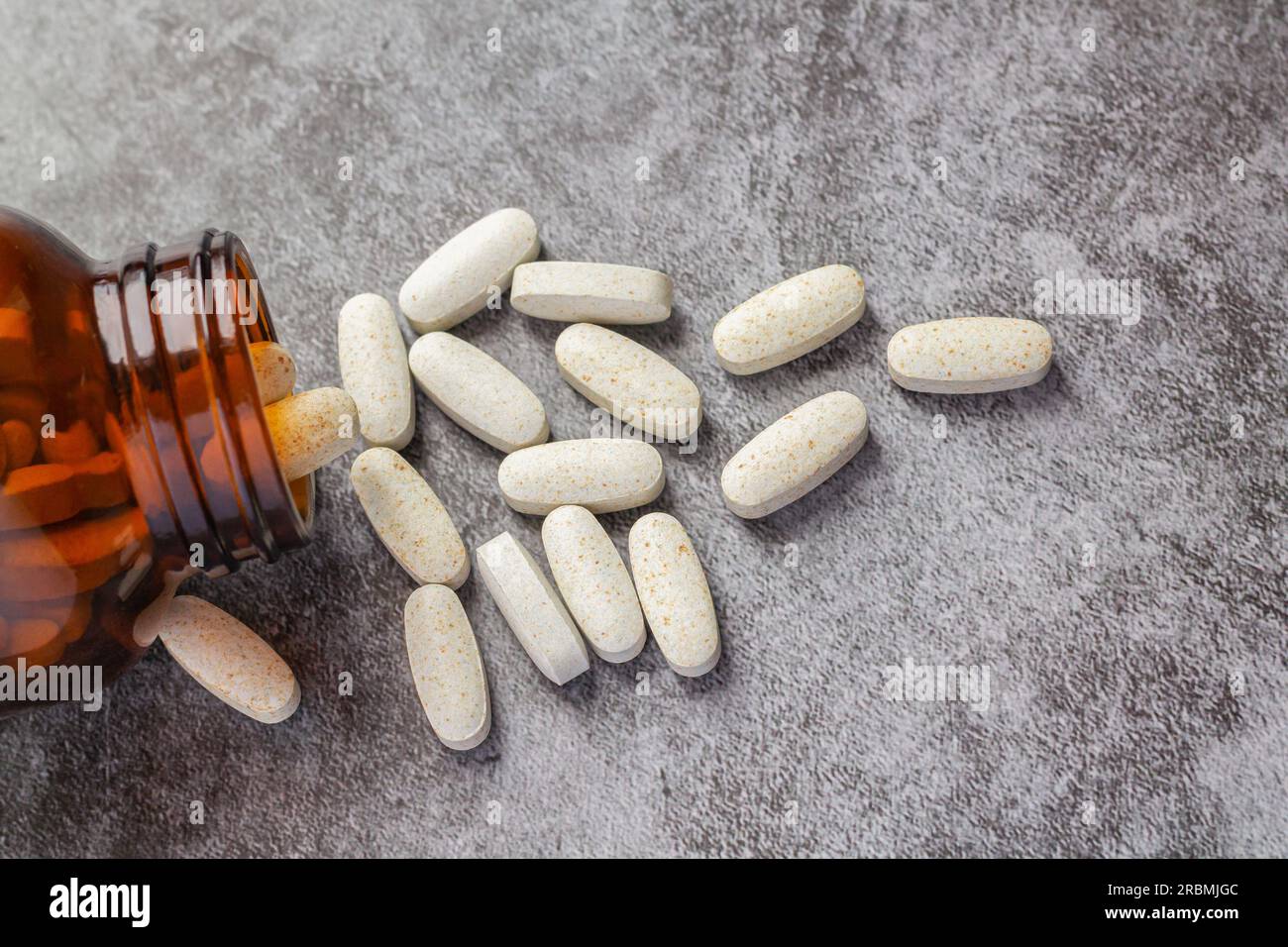 Open drug bottle hi-res stock photography and images - Alamy
