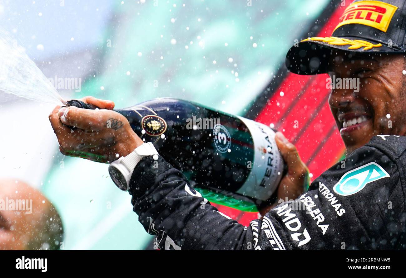 Lewis Hamilton 44 (GBR), Mercedes AMG Petronas W14, podium, champagne ...