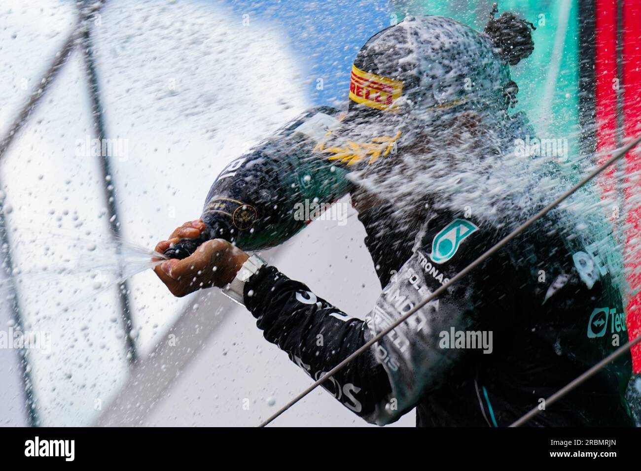Lewis Hamilton 44 (GBR), Mercedes AMG Petronas W14, podium, champagne ...