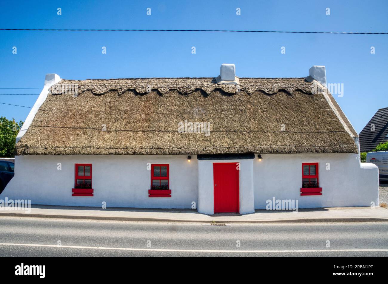 thatched roof cottage Stock Photo - Alamy