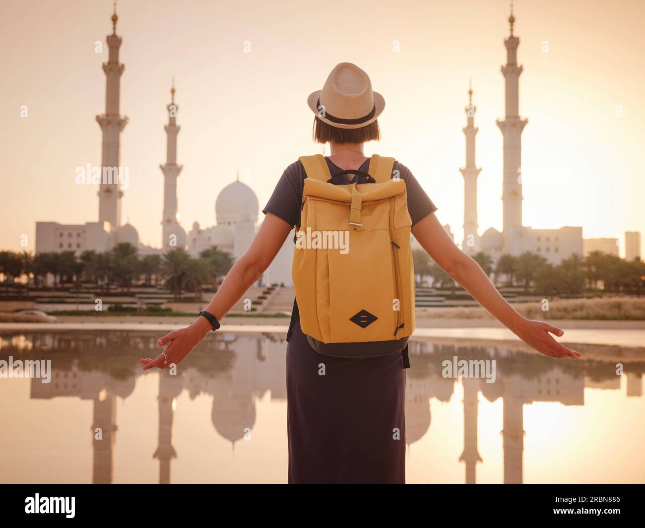 travel to the United Arab Emirates, Happy young asian female traveler ...