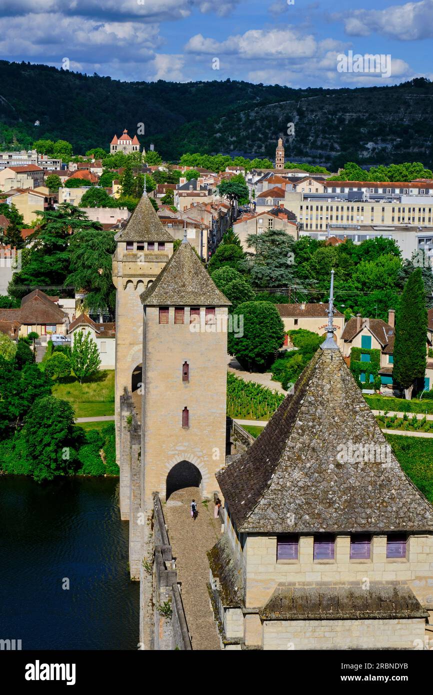 France, Lot (46), Cahors, the Valentré bridge, fortified bridge from ...