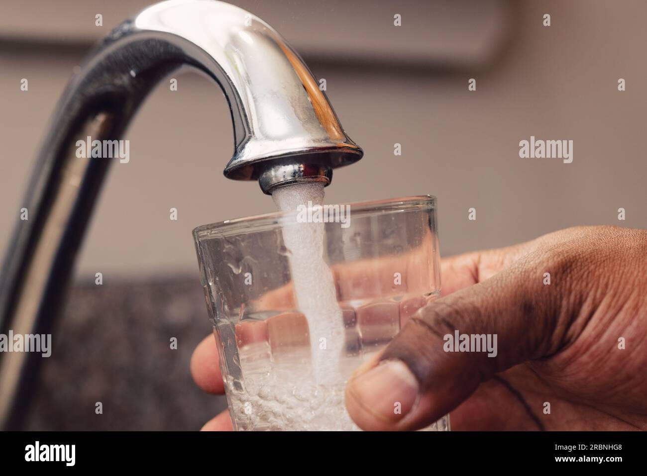 Filling sink hi-res stock photography and images - Alamy