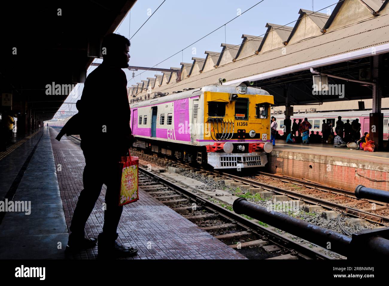 Howrah station calcutta hi-res stock photography and images - Alamy