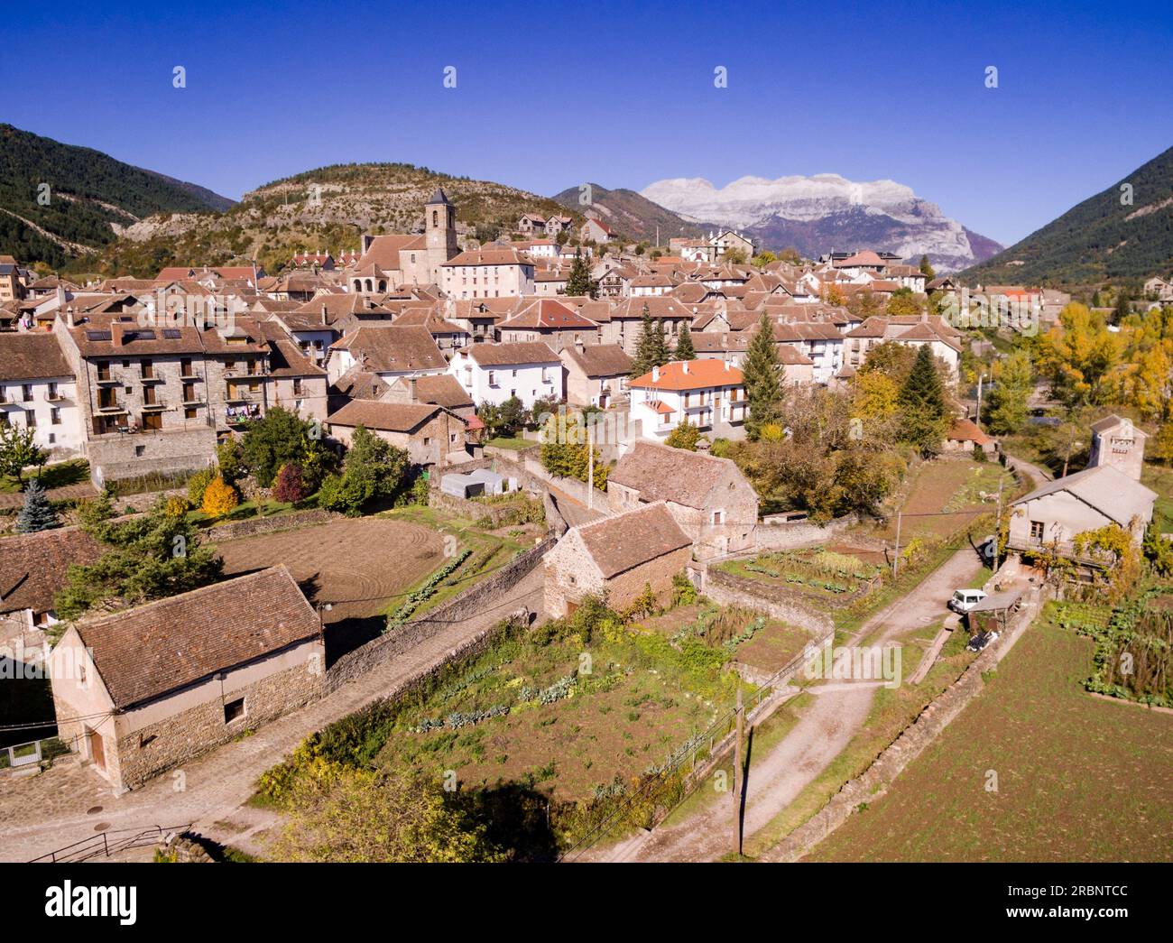 Hecho village, Valley of Hecho, western valleys, Pyrenean mountain ...