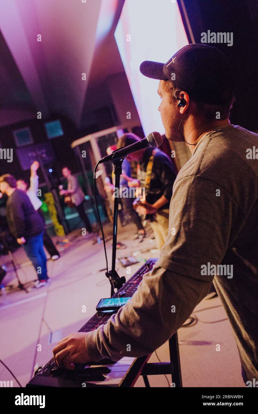 Keyboard player hi-res stock photography and images - Alamy