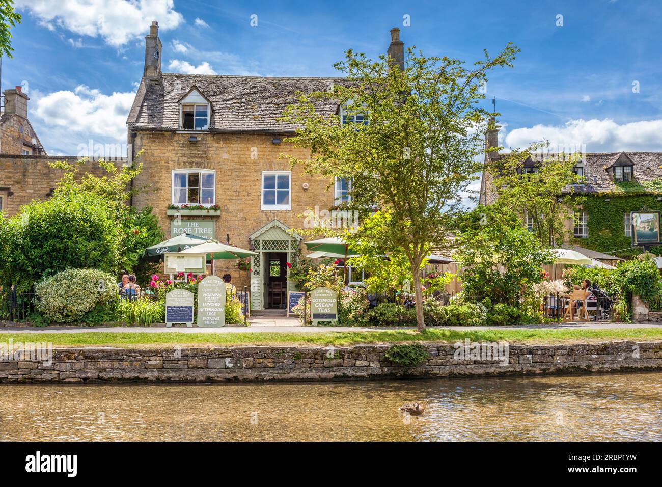 Bournton-on-the-Water old town, Cotswolds, Gloucestershire, England ...