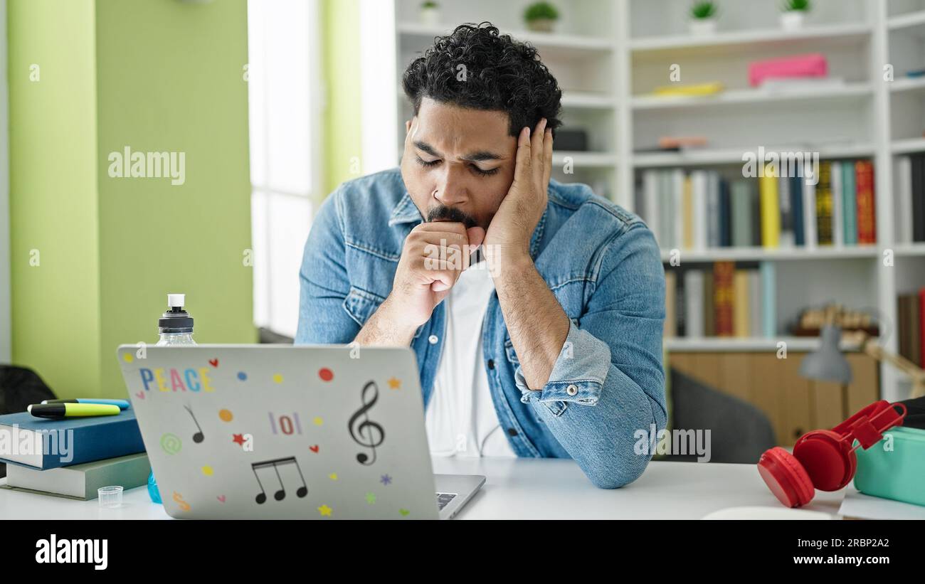 Yawning student classroom hi-res stock photography and images - Alamy