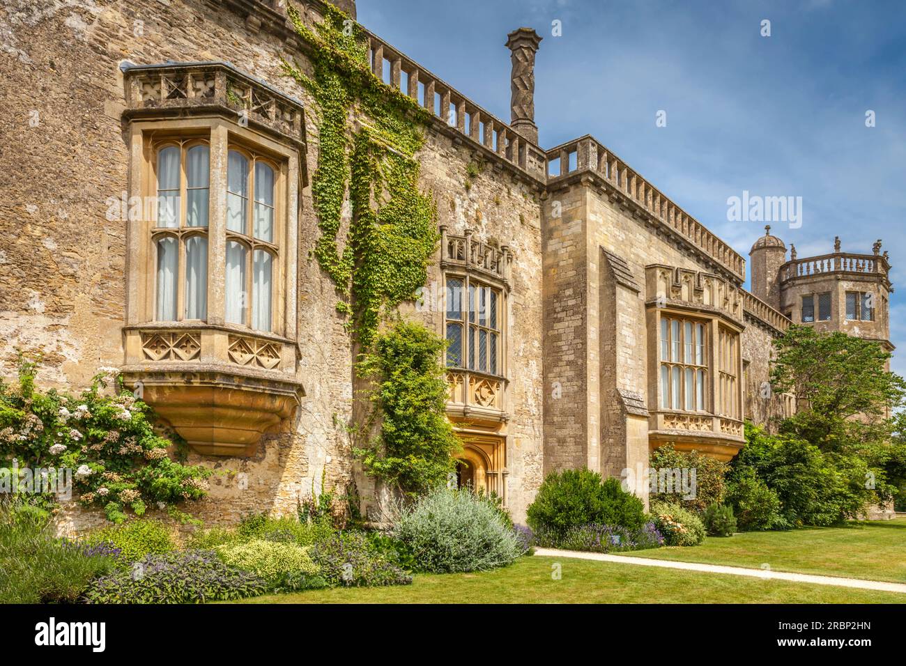 Oriel window lacock abbey hi-res stock photography and images - Alamy